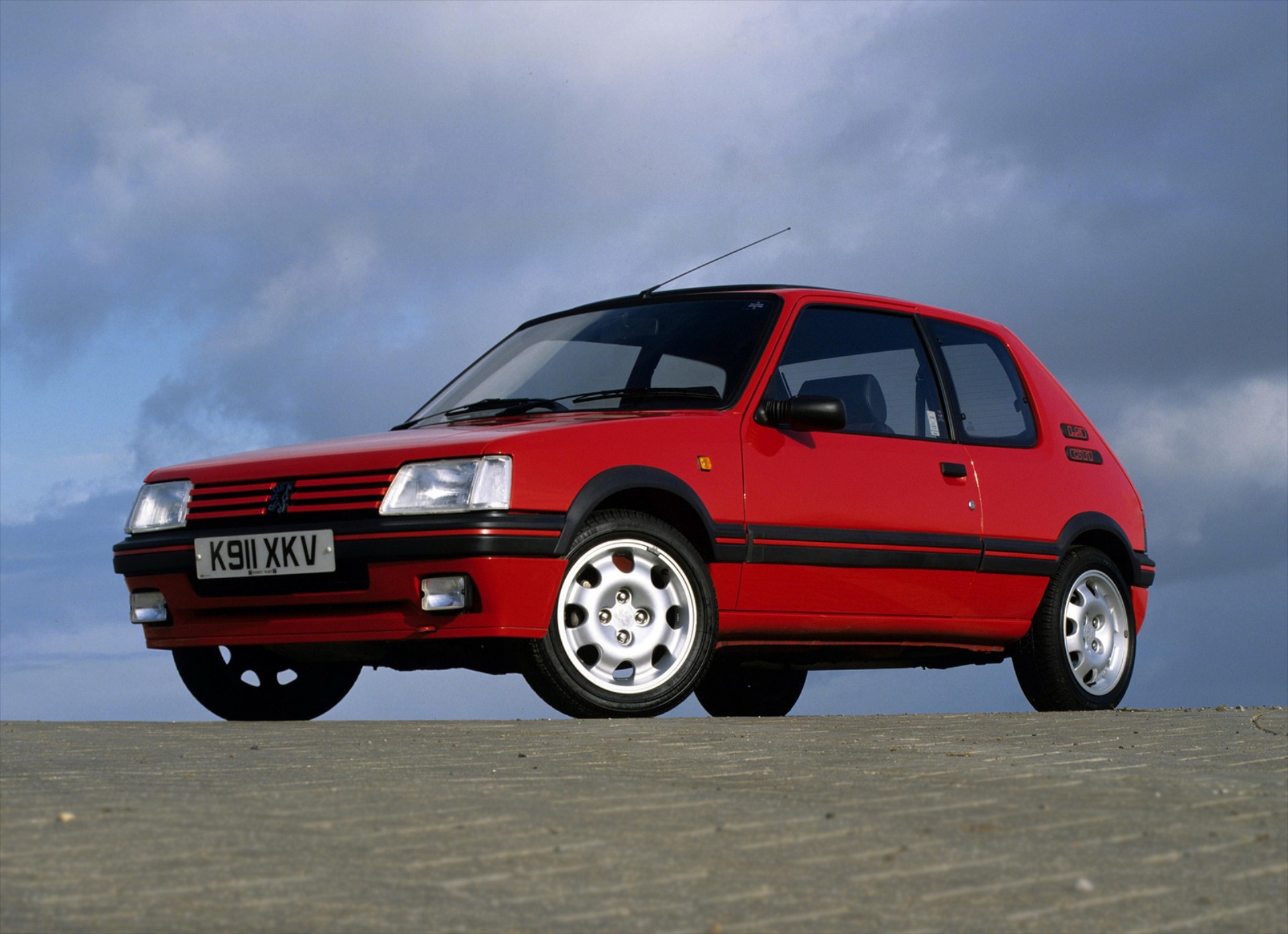 VW Golf GTI & Peugeot 205 GTI - Η αστική τάξη πάει αριστερά! - gocar.gr ...