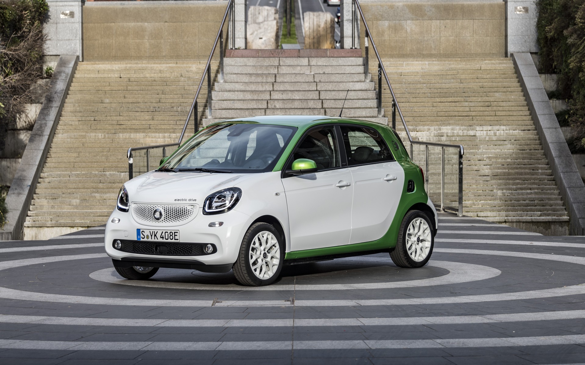 ΟΔΗΓΟΥΜΕ το νέο Smart electric drive - Η Smart βάζει στην πρίζα όλα της ...